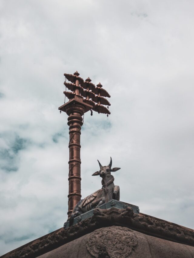 Know The Science Behind The Flagpole Installed In Temples