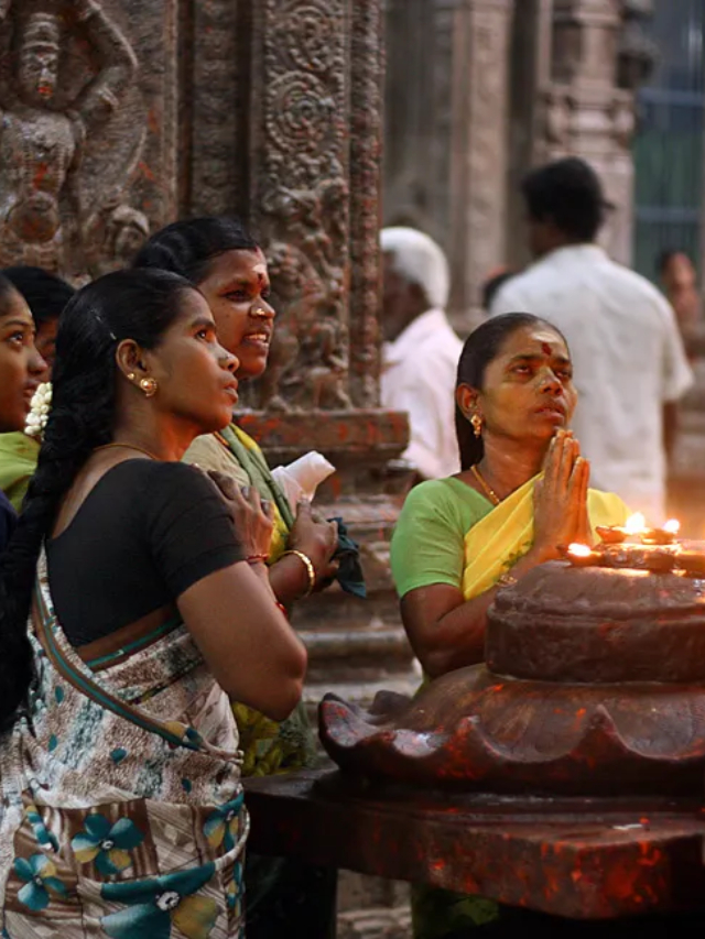கோவிலுக்கு சென்று வழிபடும்போது மறந்தும் கூட இந்த தவறுகளை செய்யாதீர்கள்.!