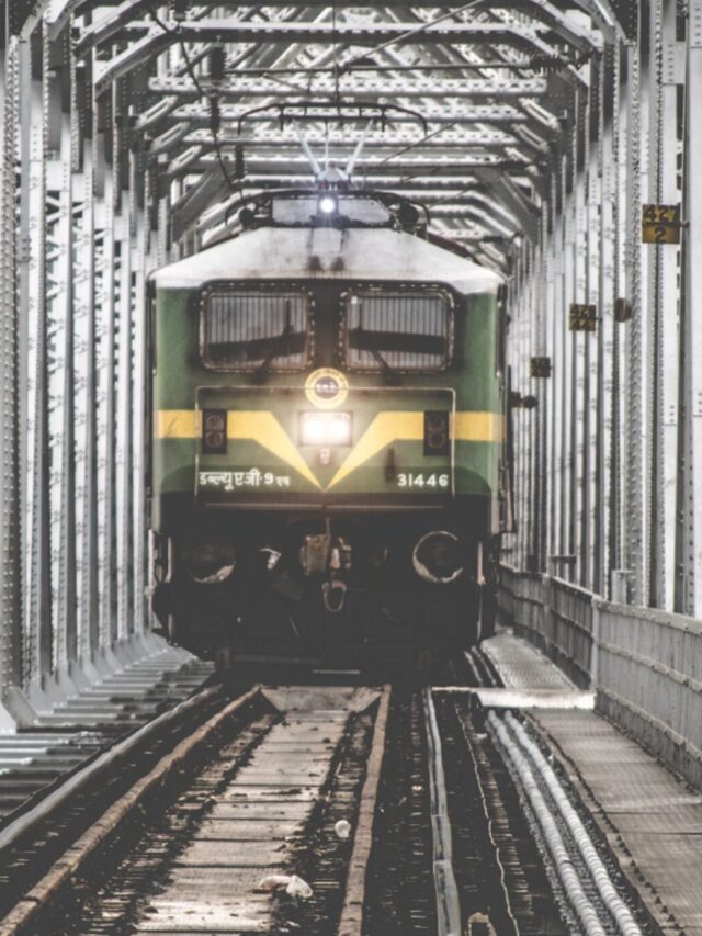 ಭಾರತದಲ್ಲಿ ಅತಿ ವೇಗವಾಗಿ ಸಂಚರಿಸುವ ರೈಲುಗಳ ಪಟ್ಟಿ